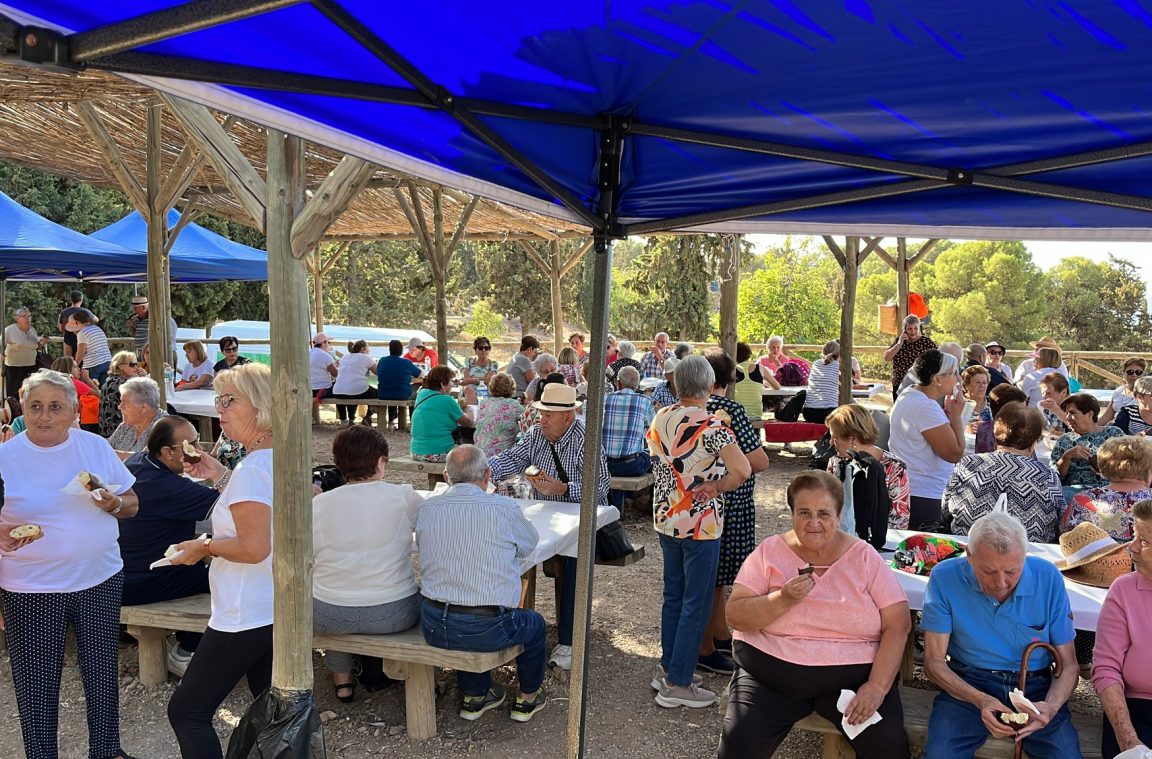 Los mayores de Berja viven una gran convivencia en Castala con migas y ...