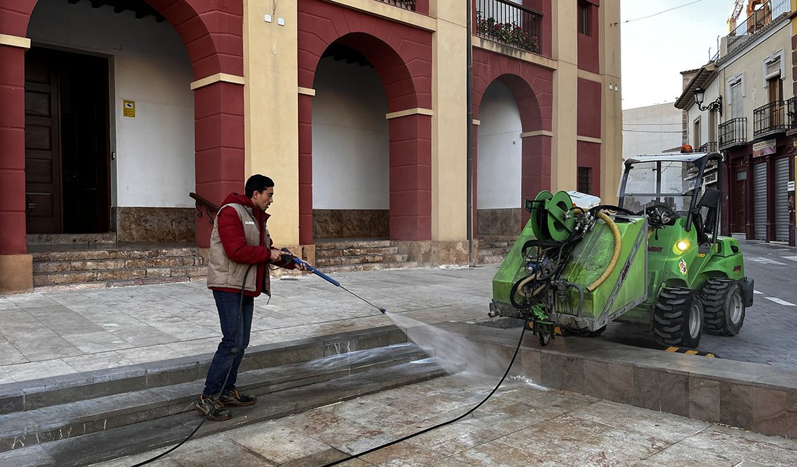 El Ayuntamiento de Berja permite el baldeo de fachadas sin autorización ...